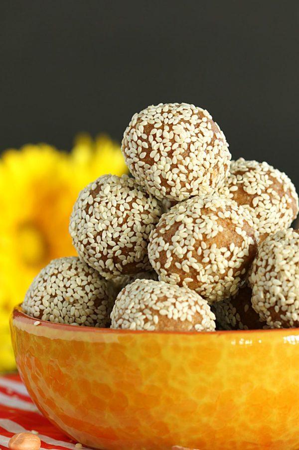 Til Ke Ladoo Recipe, sesame seeds ladoo, or til aur gur ke laddu recipe