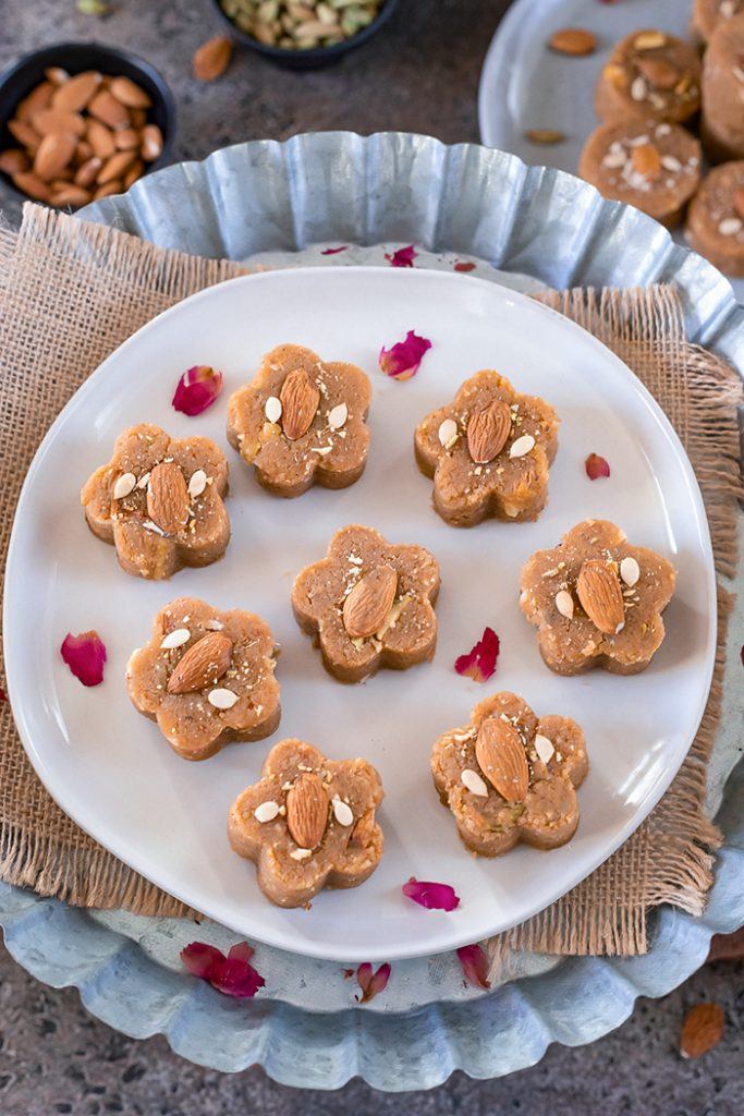 Urad Dal Ki Pinnie (Punjabi Pinni Recipe) - Ruchiskitchen