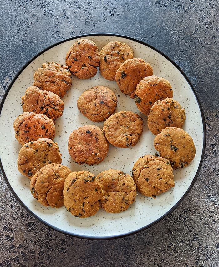 Methi Mathri ( Fried fenugreek crackers) - Ruchiskitchen