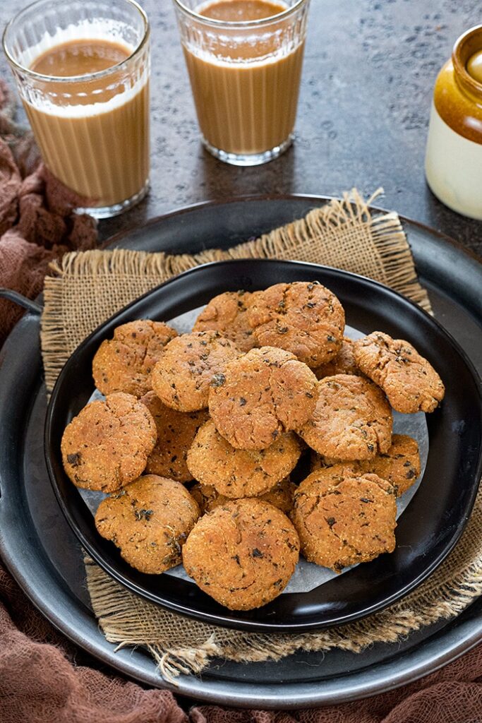 Methi Mathri ( Fried fenugreek crackers) - Ruchiskitchen